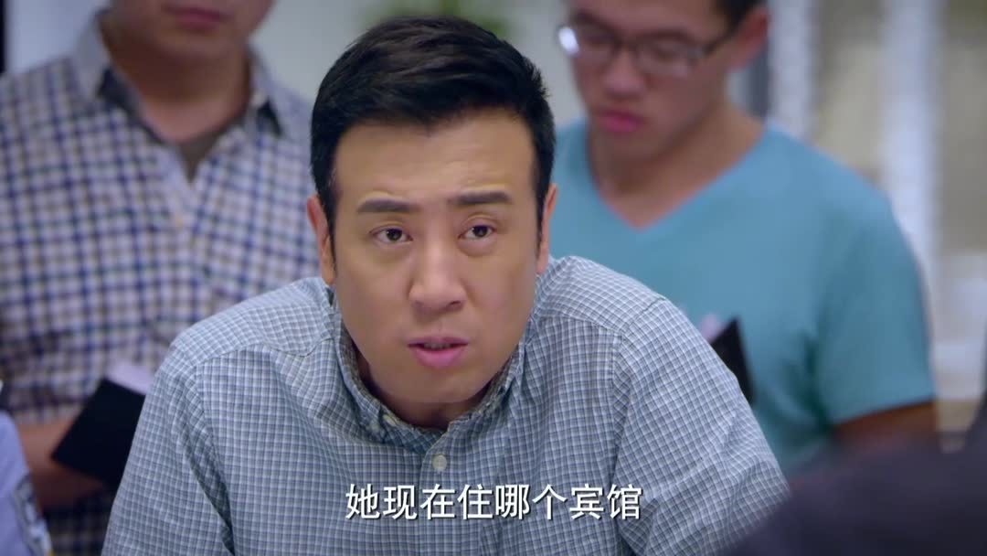 警察抓人贩,人贩子没离开宾馆刑警却找不到人,抬起床板警察惊了