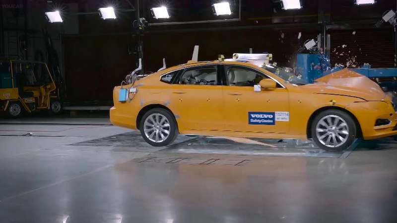 沃尔沃S90碰撞测试,市场上最安全的汽车,果然名不虚传