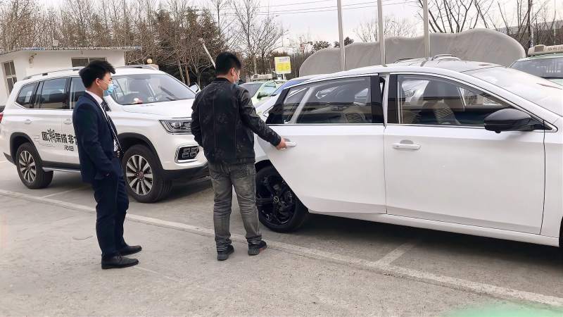 农村小夫妻决定去车行看车,新手买车注意事项也不知道,就订车了