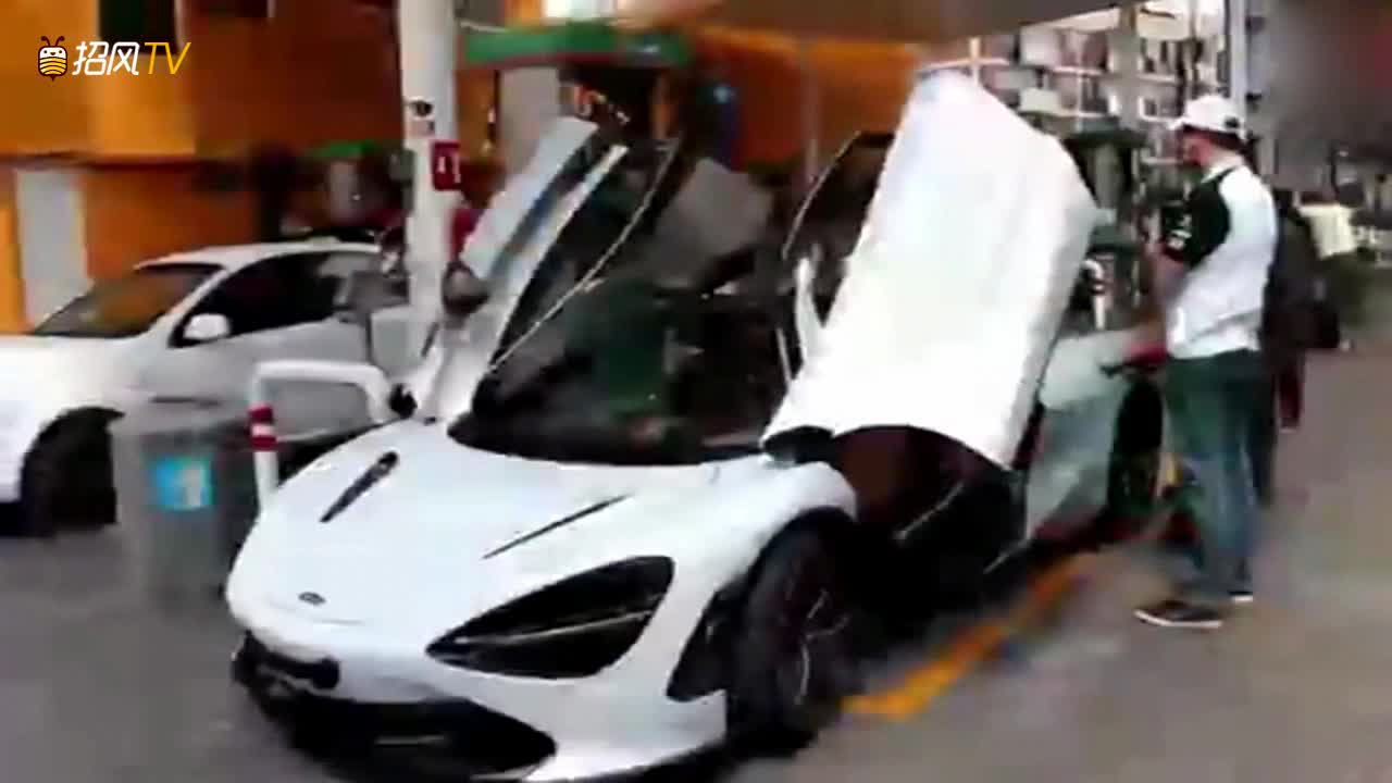 一辆“迈凯伦”加满油需要多少钱?送给我一辆我都加不起油