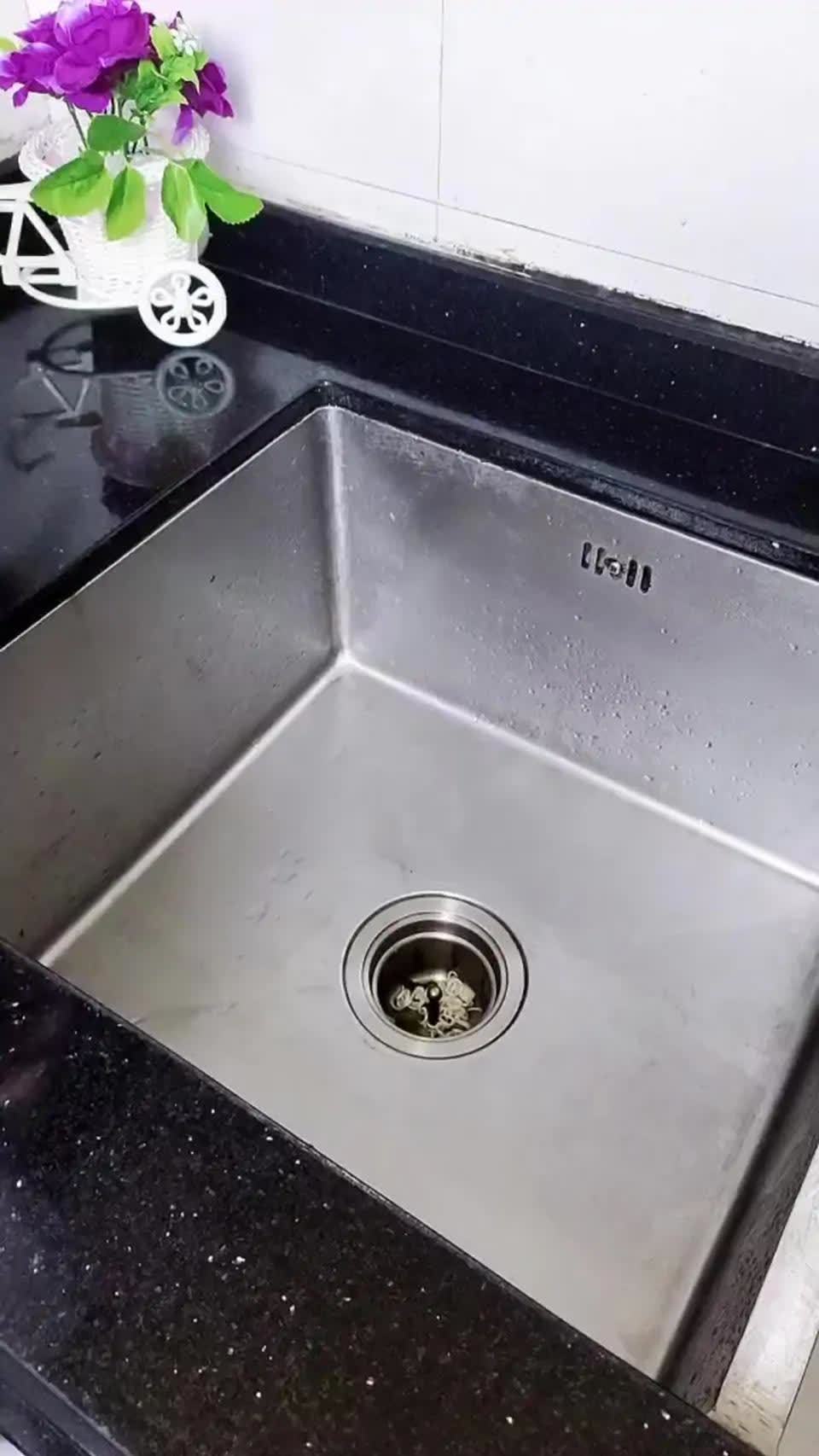 自带沥水功能的三角沥水篮免打孔安装这下再也不用担心水槽堵住了...