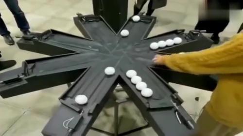 这机器算法真精密,几十颗球同时转动,是不会相撞的