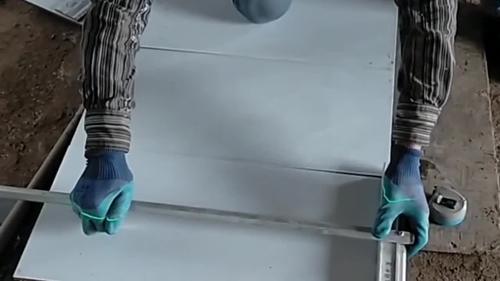 切割瓷砖千万不要用普通的刀具,会损伤瓷砖的,还是要用专业的工具切割