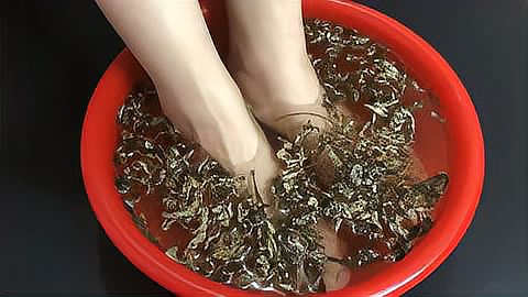 农村小伙用艾叶泡脚,没想到竟有这么大的作用,回家赶紧试试