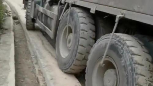 学校里学的过单边桥,在乡间的小路上用到,两辆车的司机都是高手