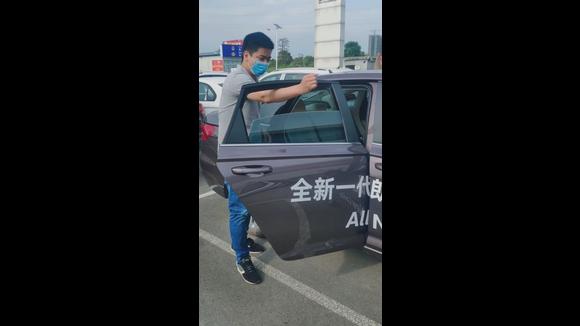 怕夹手痛先用鞋子试一下,测试朗逸玻璃一键升降的防夹功能