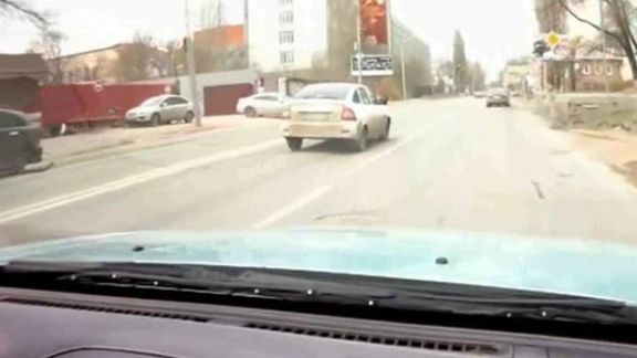 记录仪实拍:高速行驶的汽车被东西砸中有多恐怖,眼见为实