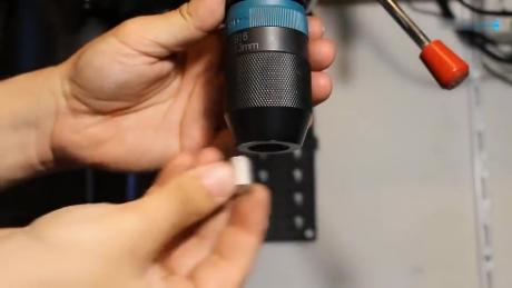 用简单方法在圆柱零件中间钻孔,涨姿势!