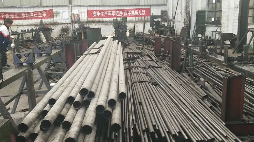 精密小口径无缝钢管定尺下料车间