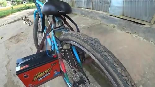 印度大哥自制的电动自行车,骑起来够拉风!