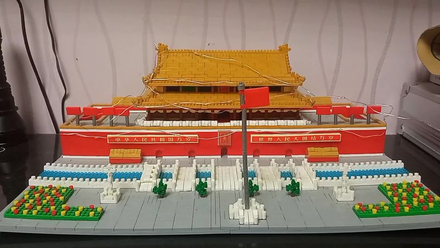 孩子的最新作品 哈哈展示下 橱窗里有#拼装模型 #天安门积木