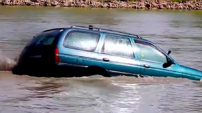 省钱又省力?小伙洗车直接将车开进河里,差点赔了夫人又折兵