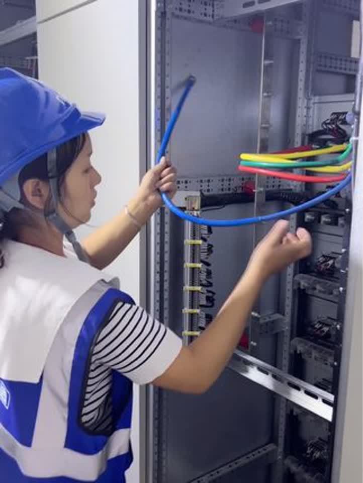 剪短了,问题不大爬桥架上扯一扯还能用#电工 #水电小师傅 #转转