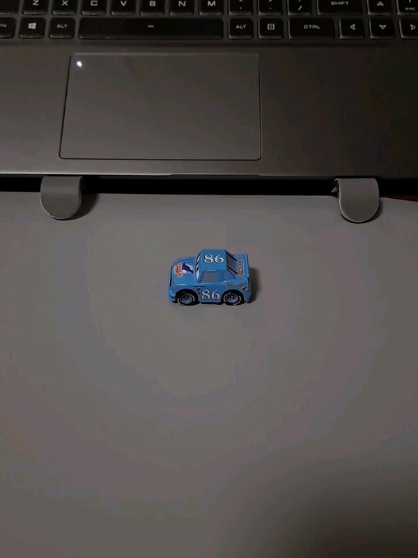 很精致的一款模型小车儿