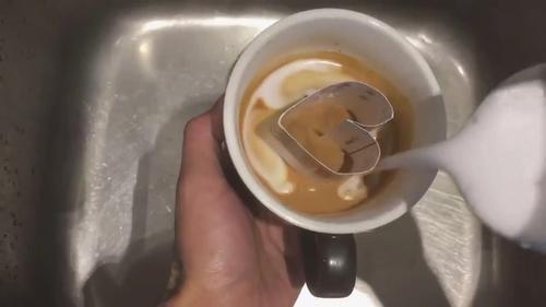 这就是老板请咖啡大师,最后一个动作也太帅了,网友,你们怎么看呢?