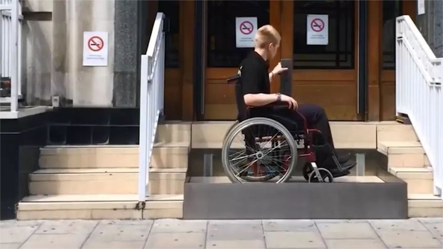 秒变电梯的伸缩楼梯,真正的“无障碍设计”!