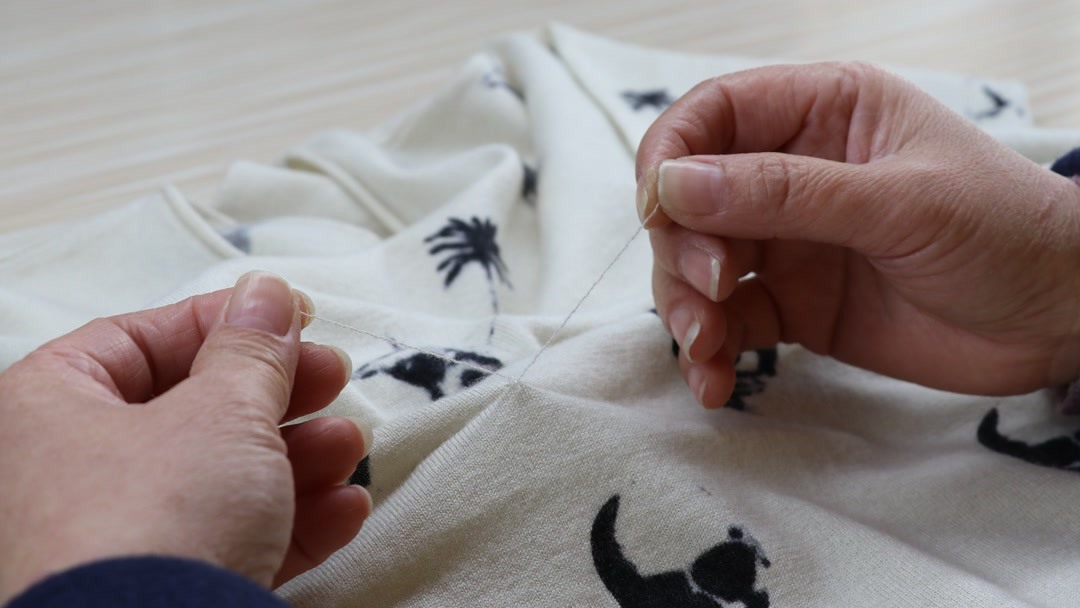 针织衫衣服脱线断了不好补,阿香教大家直接接线修复,简单易懂