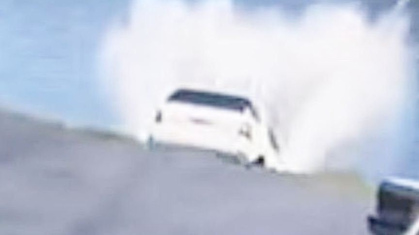 女子开车去洗车,一脚油门冲河里