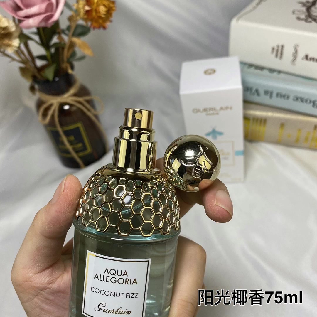 ...FIZZ_果想柑橘调_木质香调、明亮、清爽_原料:椰青水、水果、檀香木