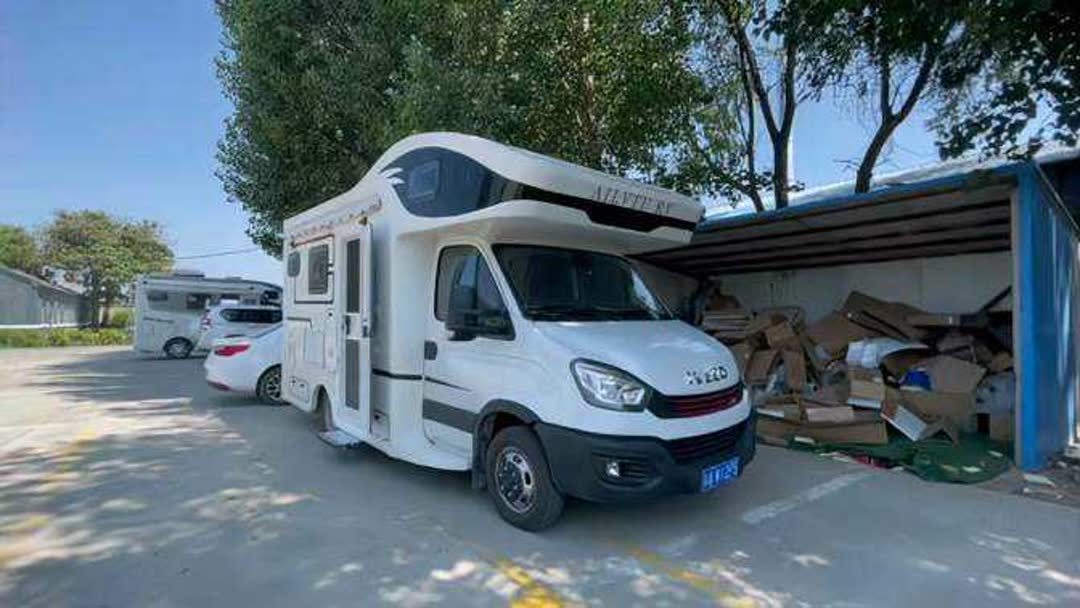 无人区首选依维柯C型房车!动力可爬山!水可用7天!电可用8天!