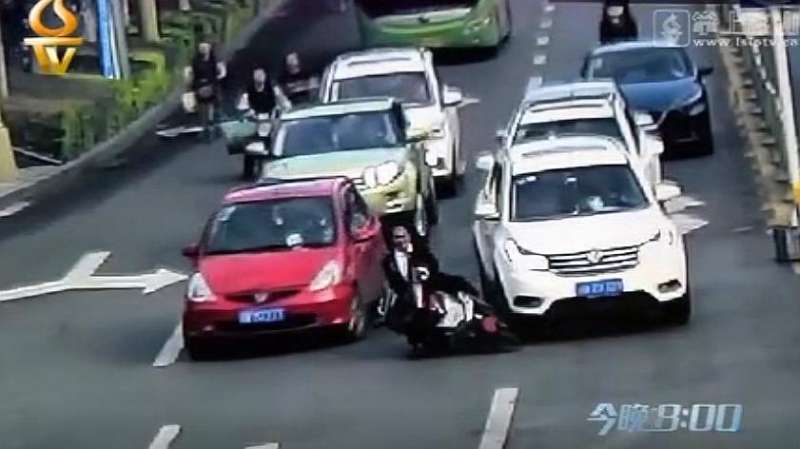 电动车转弯为所欲为?害人害己真的让人牙痒痒