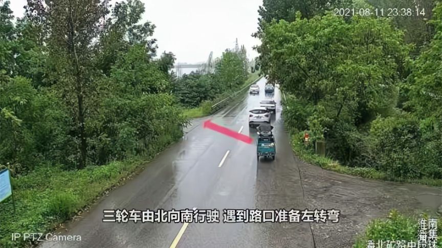 三轮车转弯未停车观察,造成三车事故