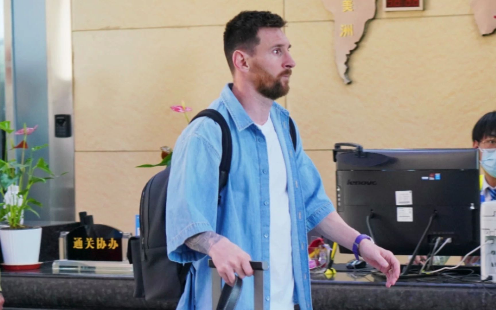 梅西“敬酒”照片流出!主办方遭吐槽,不让球迷看,副球王坐地上