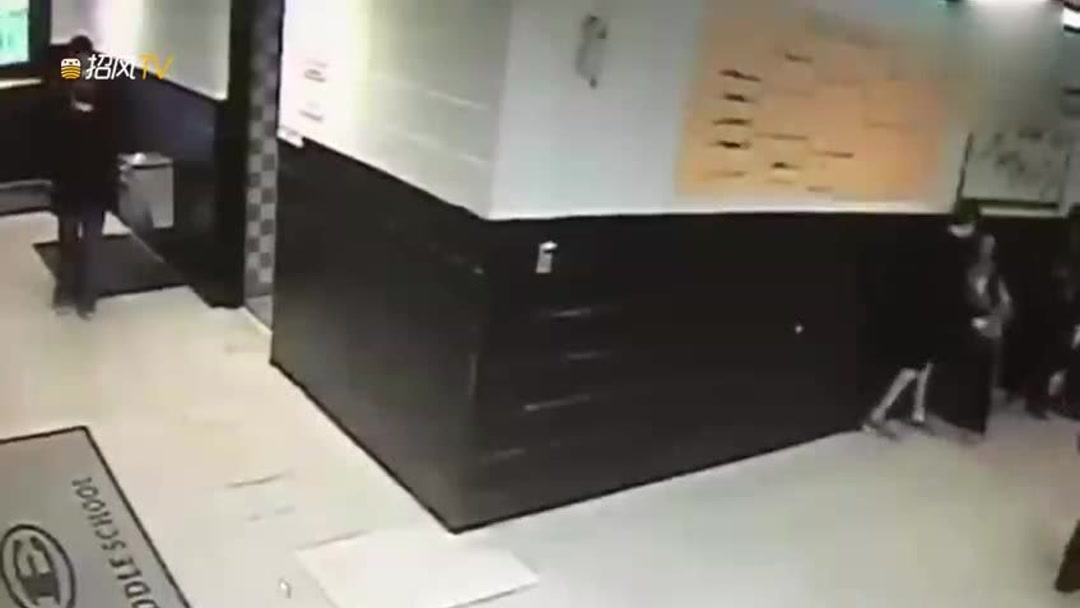 几名学生刚走进教室,突然发现不对劲,吓得赶紧往外跑!