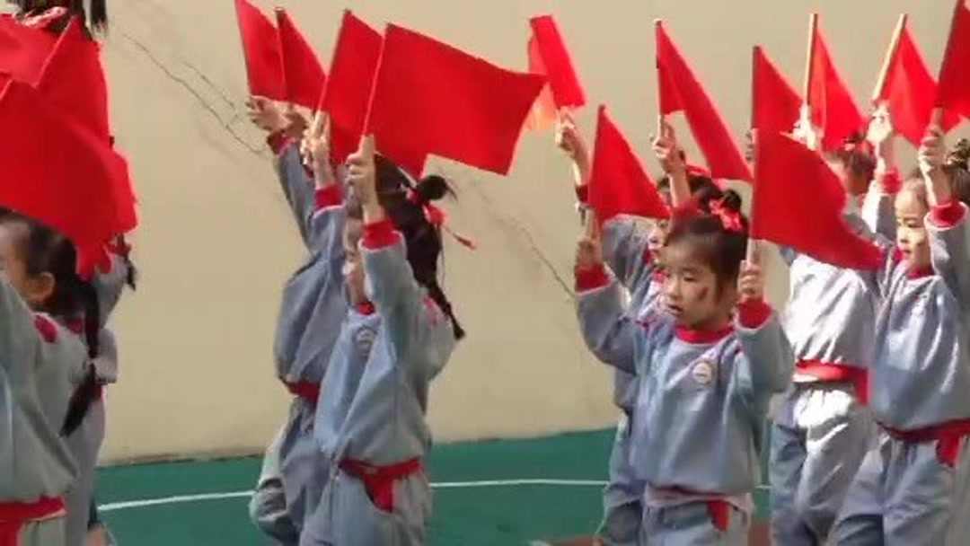 幼儿园小朋友冬季运动会护旗队