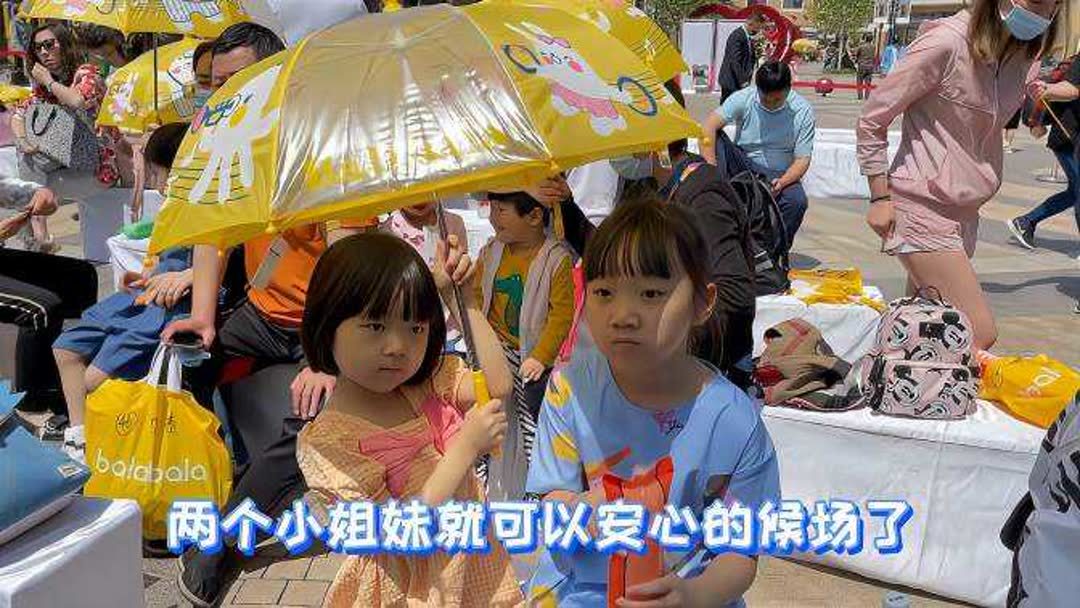 妮妮果果的第一场户外演出,两闺女没有怯场,表现得还不错!