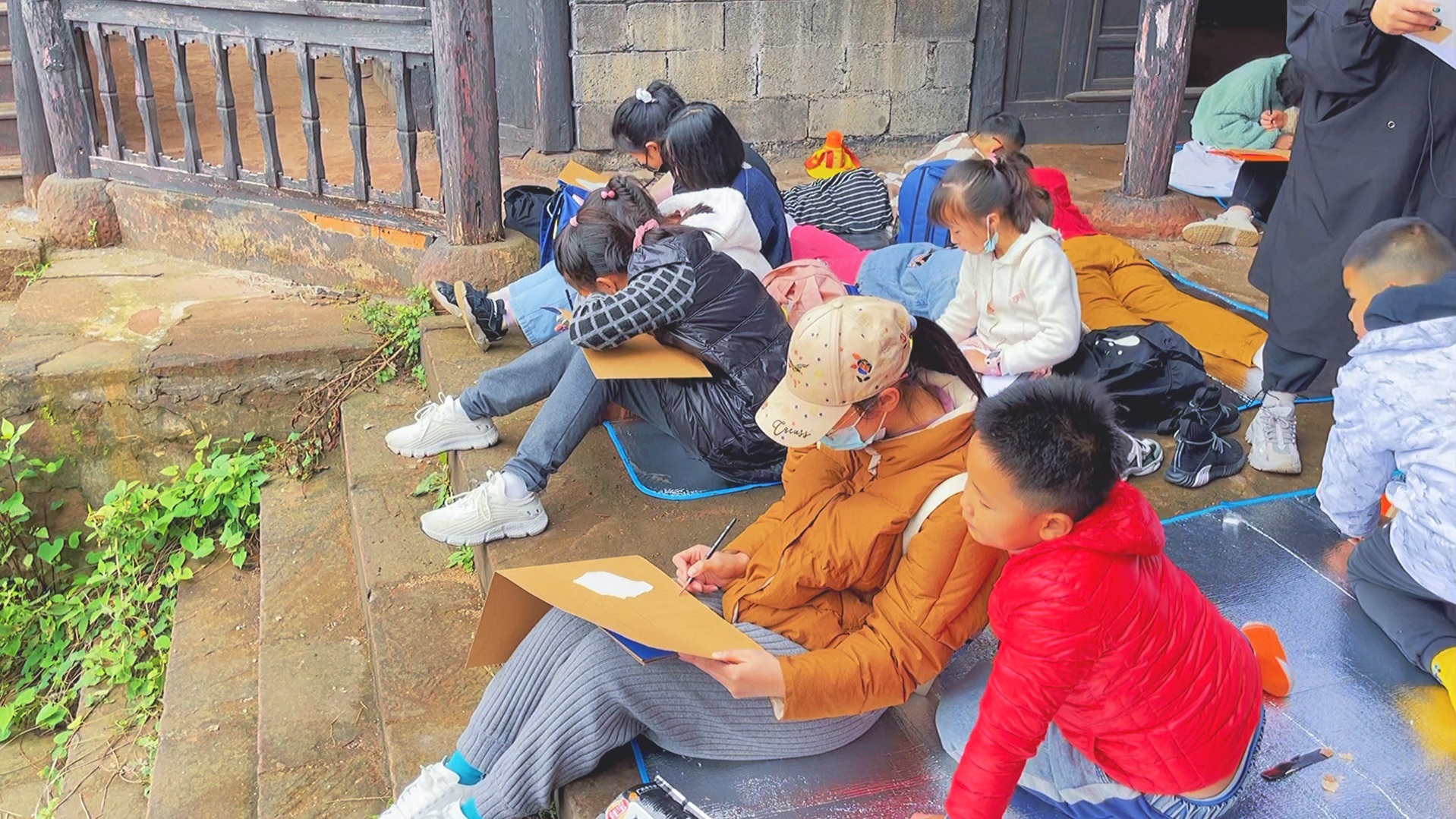 ...周末游学·周末活动ߎ�杨梅红小朋友齐聚玉龙湾公园写生·研学·...