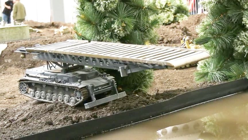 5000块钱买的搭桥坦克模型玩具,简单明了的模拟临时搭桥过程