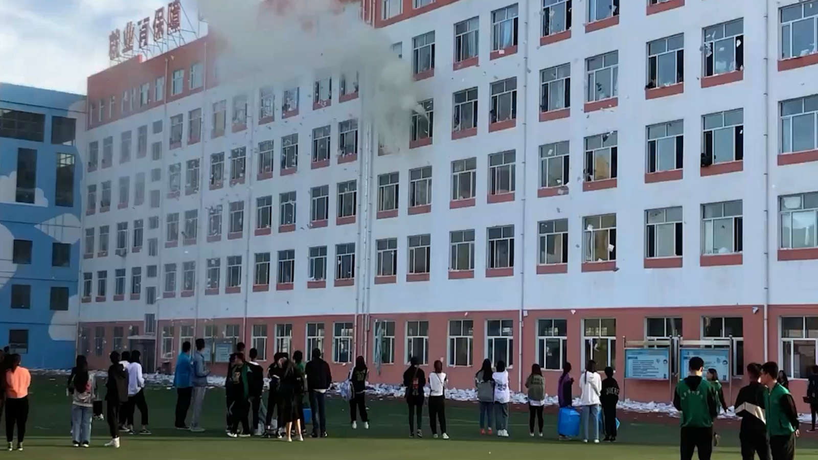 辽宁一学校竟突然倒闭,老师领导全离开,无人管理场面一度混乱