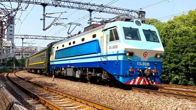 上局沪段小八SS8机车,牵引K759次列车驶出杭州站开往衡阳