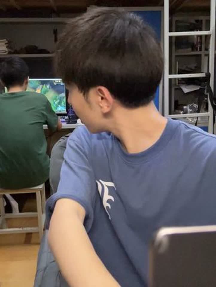 你们俩还是嫩了点#谁懂啊 #猛男必备 #男生宿舍 #canva可画