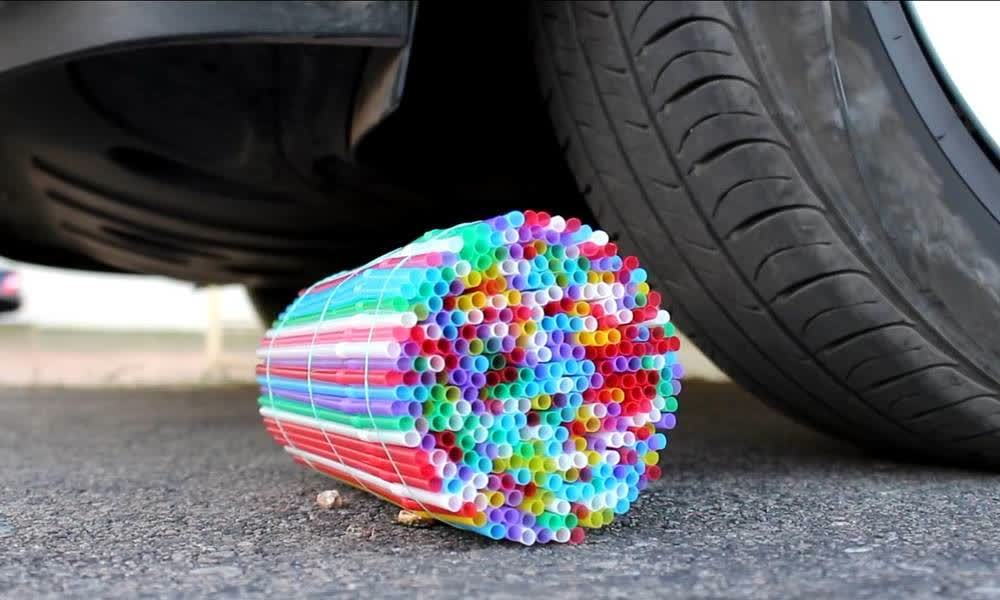 将一捆吸管放到汽车下,开动汽车会发生什么?谁给你的自信?