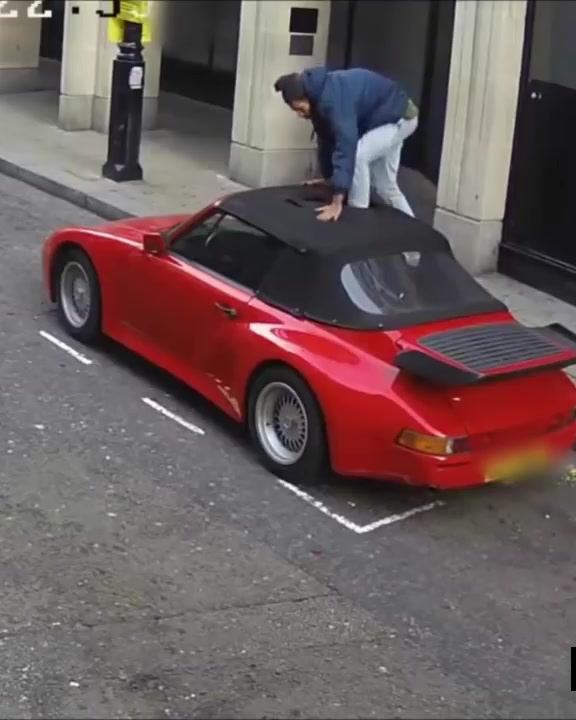 敞篷跑车开着是拉风 但估计车主看到这一幕后也傻眼了