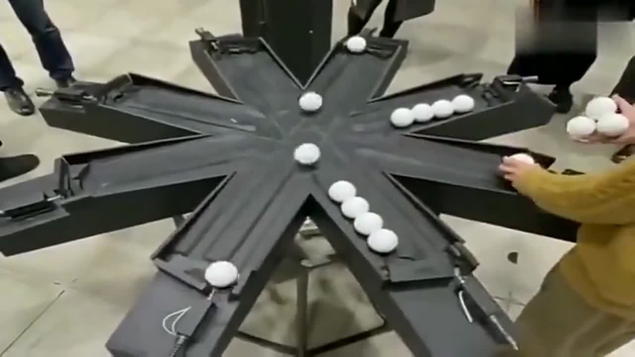 这机器算法真精密,几十颗球同时转动,不会有一颗会相撞