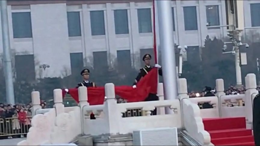 实拍国旗手收国旗全过程,动作迅捷不拖拉,十足的帅气!