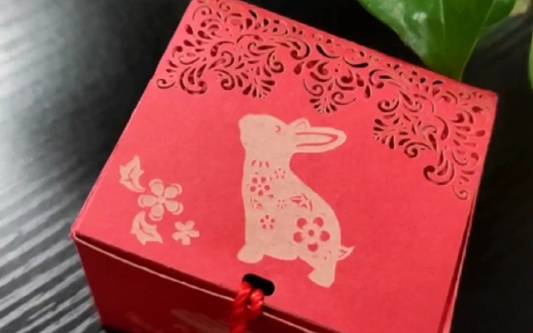一张红纸激光雕刻组合后的喜糖盒 兔年限定