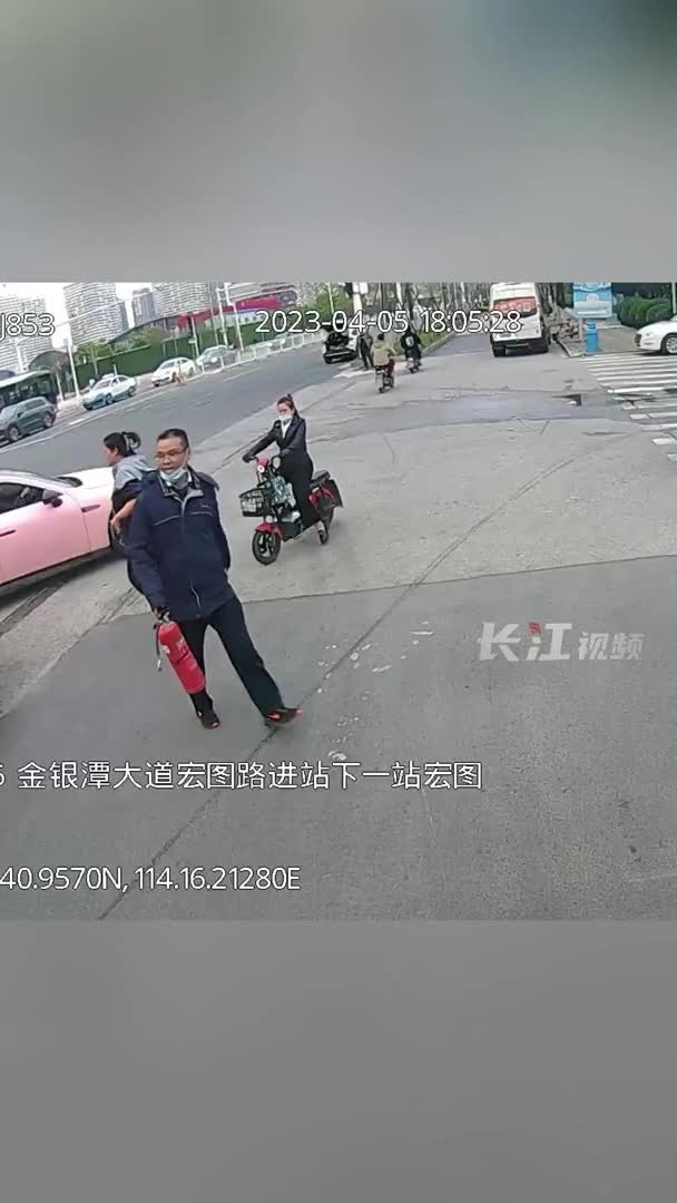 第一眼|电动三轮车当街自燃,公交司机秒变消防员