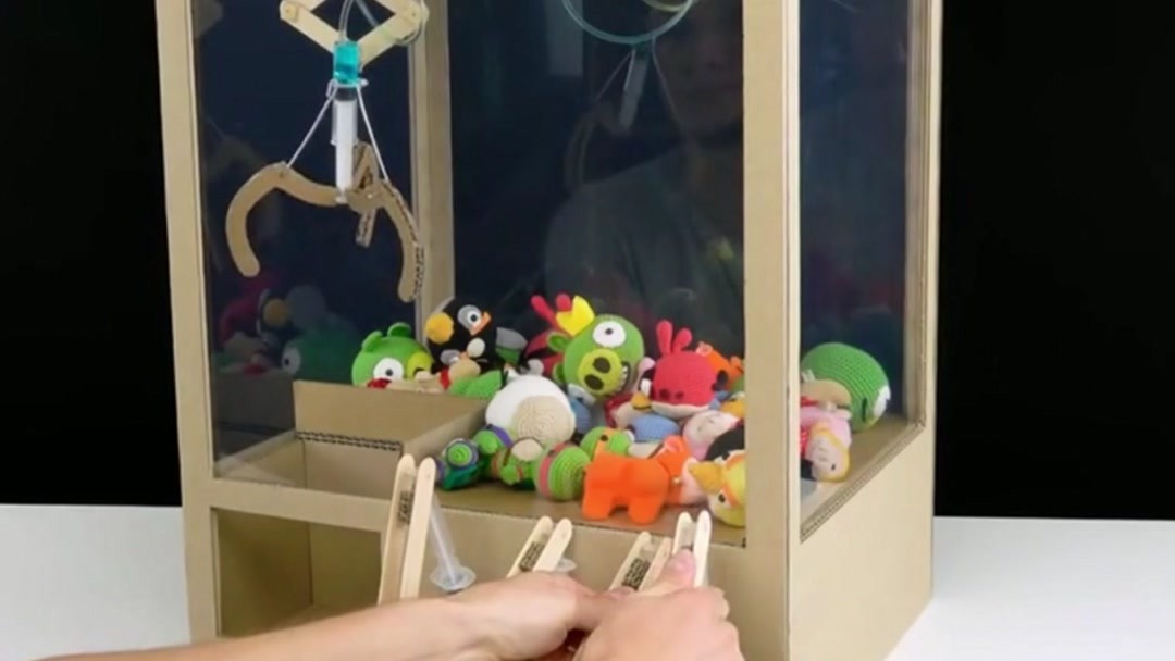 创意手工制作:牛人用纸板制作抓娃娃机,在家就能抓娃娃