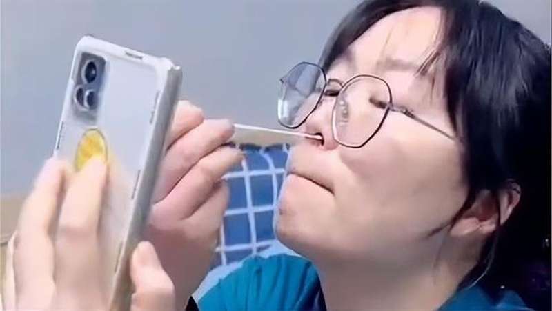 谢谢你的勇敢!为避免被采集者痛苦,医护用自己练习鼻拭子采集