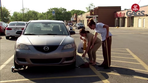 青少年向你展示如何用超级力量推车