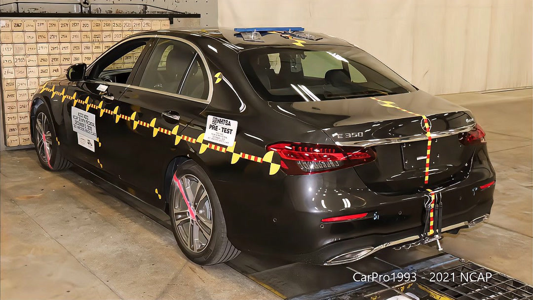 2021款奔驰E350做一个碰撞测试,看完买不买自己拿主意!
