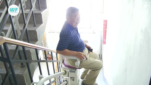 迷你电梯?螺旋状上下“盘根”楼道扶手,老人花12万多住上电梯房
