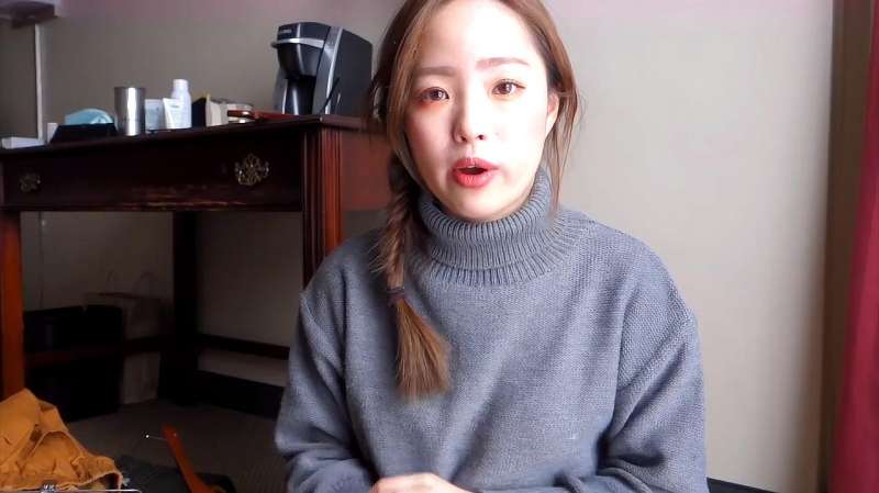 灰色高领针织毛衣,领子很宽松,穿着很舒适