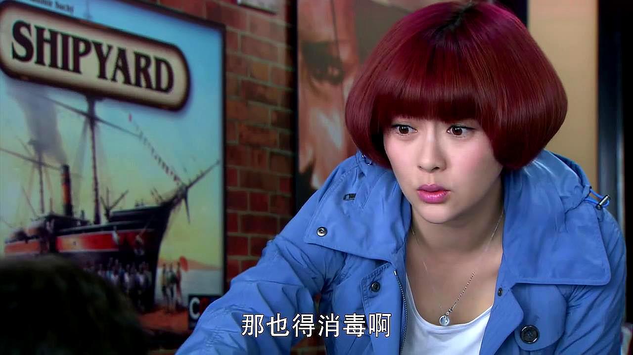 女子拿着棉签,要给小伙消毒,小伙拒绝女子