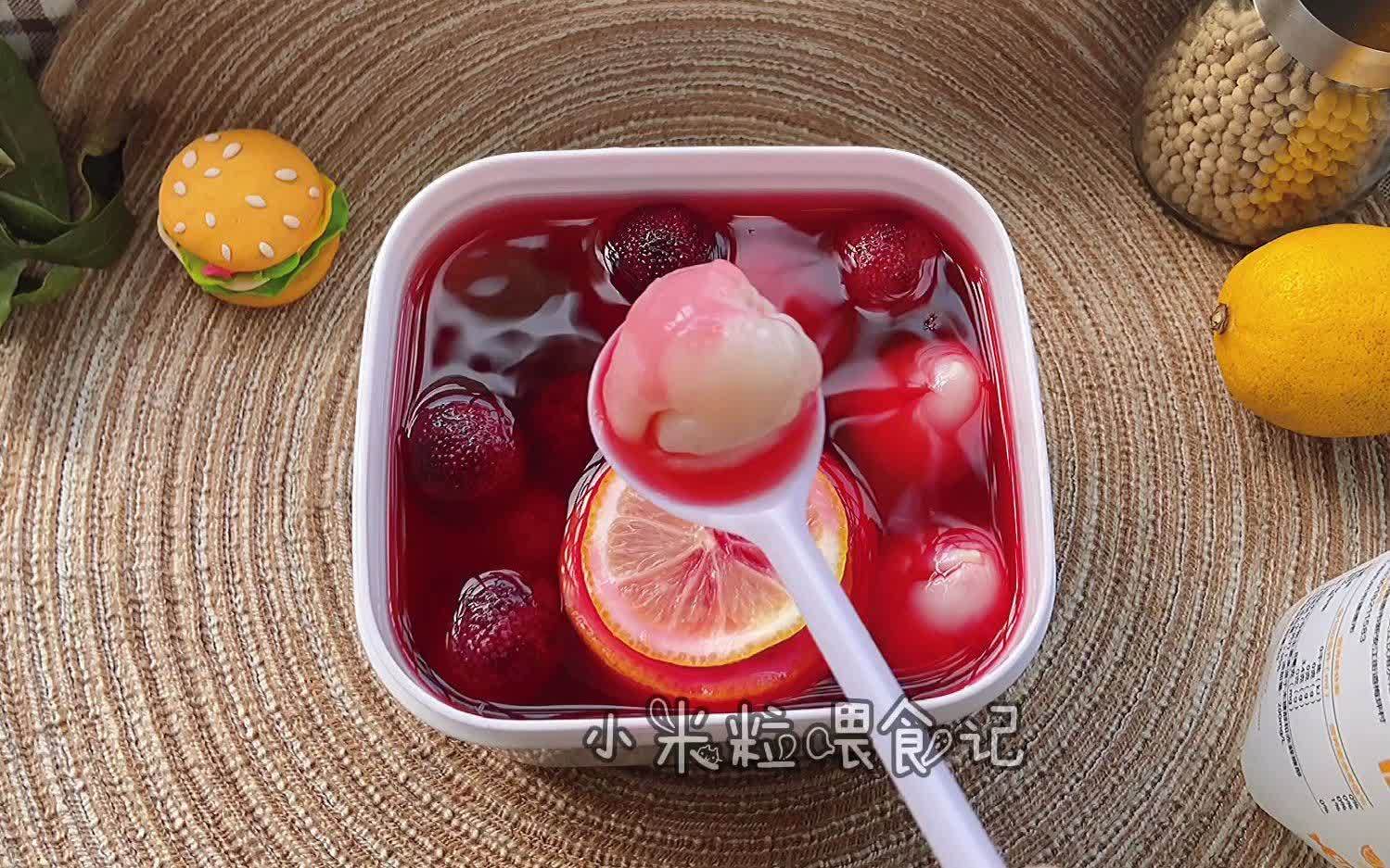 杨梅和荔枝一起煮,没想到味道这么好,还格外好看