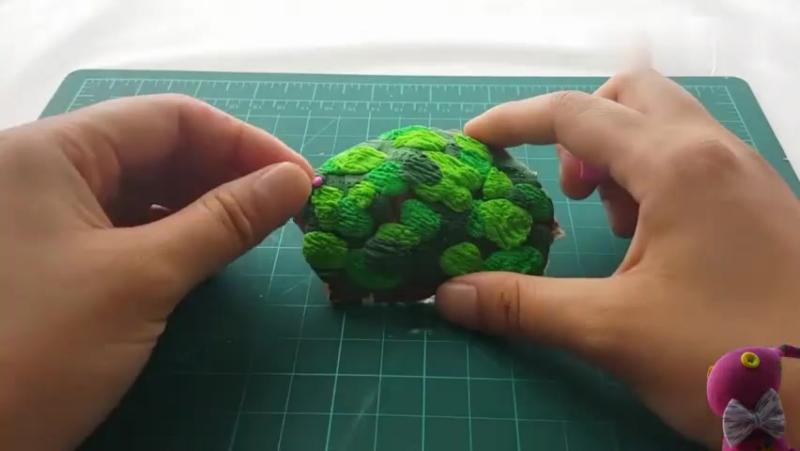 彩泥这样做很有创意,先教你怎么给小山羊做一个小山坡